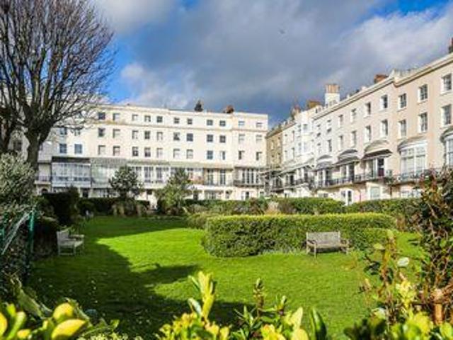 2 Bedrooms Flat for sale in Marine Square, Brighton BN2
