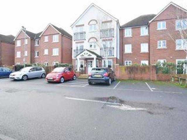 2 Bedrooms Flat for sale in Massetts Road, Horley, Surrey RH6