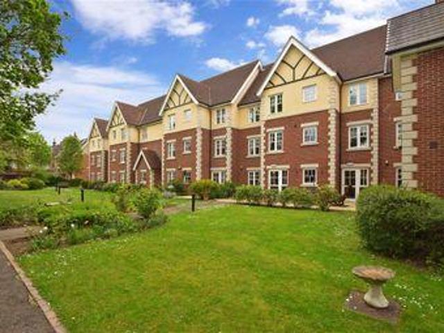 2 Bedrooms Flat for sale in Massetts Road, Horley, Surrey RH6
