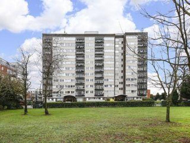 2 Bedrooms Flat for sale in Master Gunner Place, London SE18