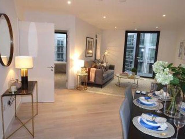 2 Bedrooms Flat for sale in Masthead, Royal Wharf, London E16