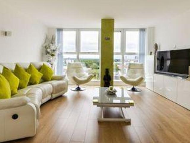 2 Bedrooms Flat for sale in Meadow Walk, Chelmsford CM1