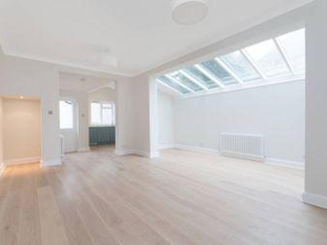 2 Bedrooms Flat for sale in Micklethwaite Road, West Brompton SW6