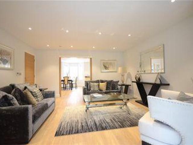 2 Bedrooms Flat for sale in Middle Gordon Road, Camberley, Surrey GU15