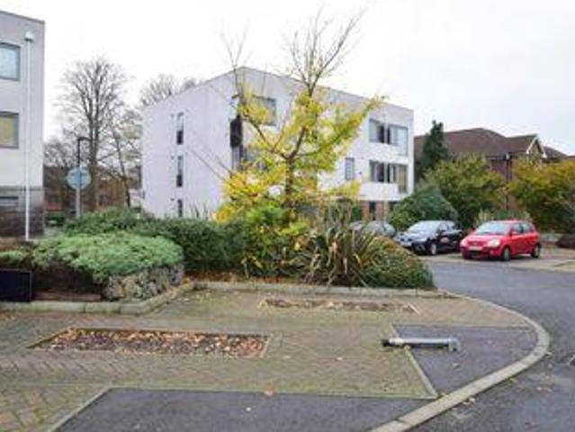 2 Bedrooms Flat for sale in Netherheys Drive, South Croydon, Surrey CR2