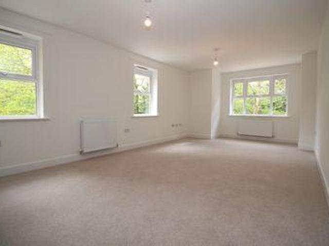 2 Bedrooms Flat for sale in Newman Court, Horsham RH12