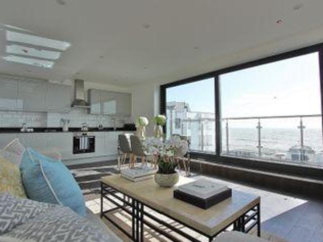 2 Bedrooms Flat for sale in South Street, Worthing BN11