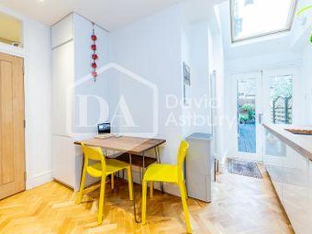 2 Bedrooms Flat for sale in South View Road, London N8