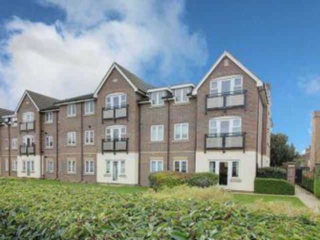 2 Bedrooms Flat for sale in Southbury Road, Enfield EN1