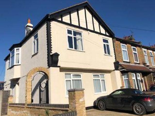 2 Bedrooms Flat for sale in Southend On Sea, Essex. SS2