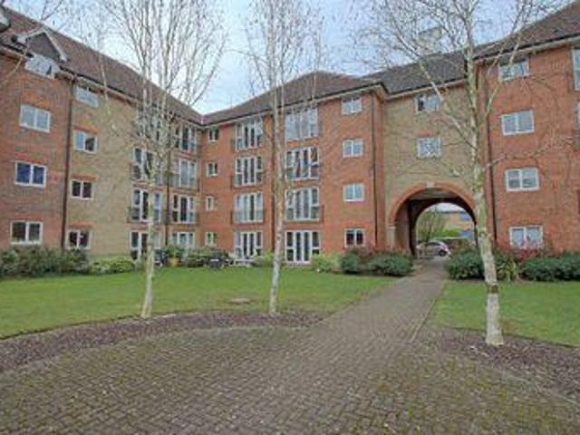 2 Bedrooms Flat for sale in Sommers Court, Crane Mead, Ware SG12