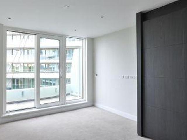 2 Bedrooms Flat for sale in Sophora House, Vista Chelsea Bridge, London SW11