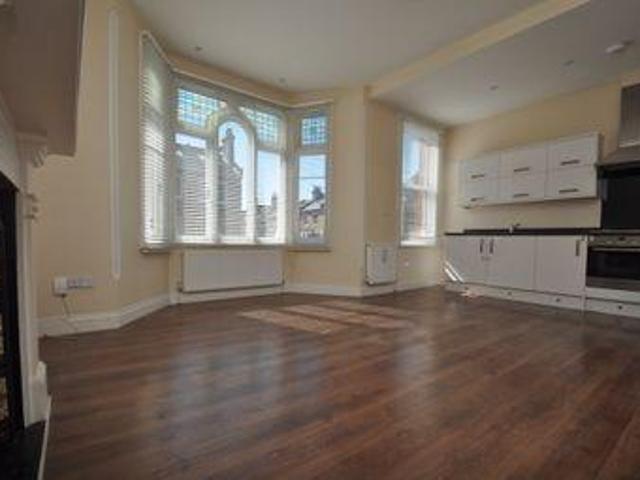 2 Bedrooms Flat for sale in Savernake Road, London NW3