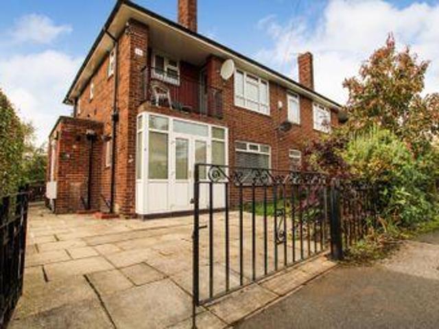 2 Bedrooms Flat for sale in Saxon Green, Leeds LS17