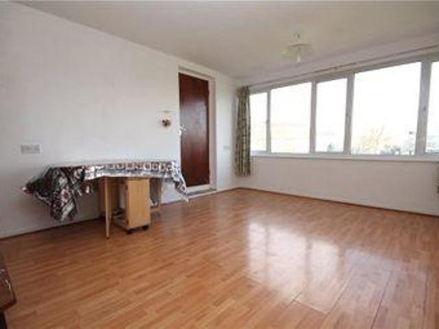 2 Bedrooms Flat for sale in Saxonbury Close, Mitcham, Surrey CR4