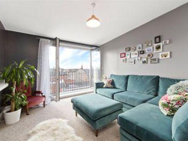 2 Bedrooms Flat for sale in Salamander Court, The Shore, Edinburgh EH6