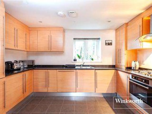 2 Bedrooms Flat for sale in Salento Close, Finchley, London N3
