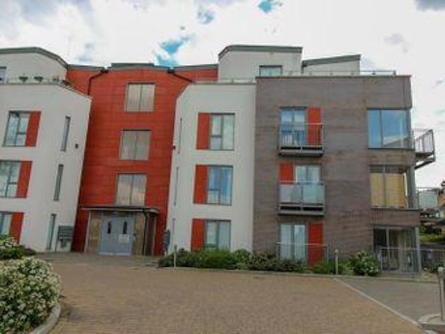 2 Bedrooms Flat for sale in Sambroke Square, Barnet EN4