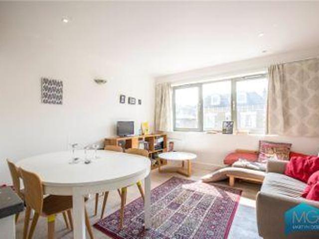 2 Bedrooms Flat for sale in Samros Apartments, 1A Finsbury Park Road, London N4