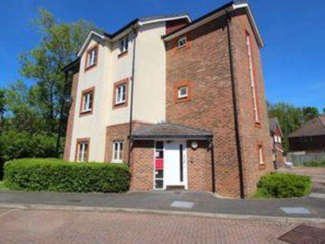 2 Bedrooms Flat for sale in School Meadow, Guildford GU2
