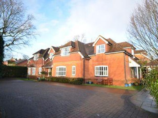 2 Bedrooms Flat for sale in School Lane, Lower Bourne, Farnham, Surrey GU10