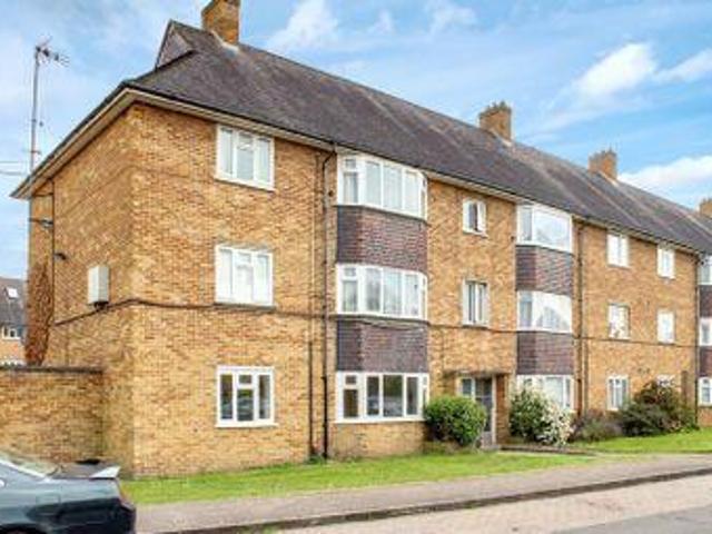 2 Bedrooms Flat for sale in Severn Drive, Enfield EN1