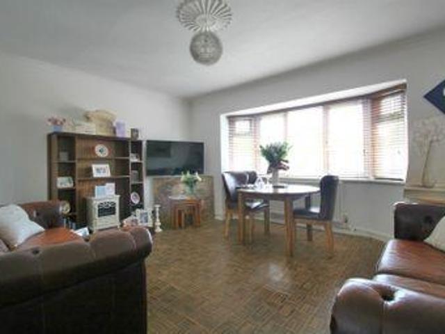 2 Bedrooms Flat for sale in Severn Drive, Enfield EN1