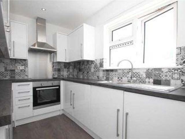 2 Bedrooms Flat for sale in Shepherd Street, Northfleet, Gravesend DA11