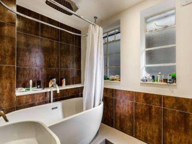 2 Bedrooms Flat for sale in Shepherds Bush Road, Hammersmith W6