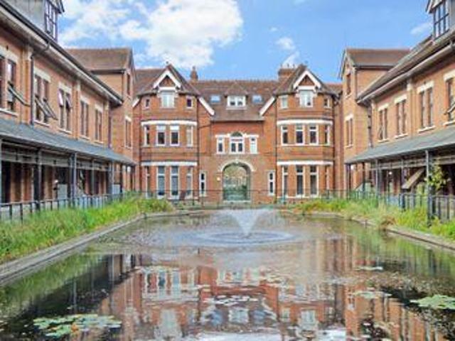 2 Bedrooms Flat for sale in Silas Court, Nascot Wood, Watford WD17