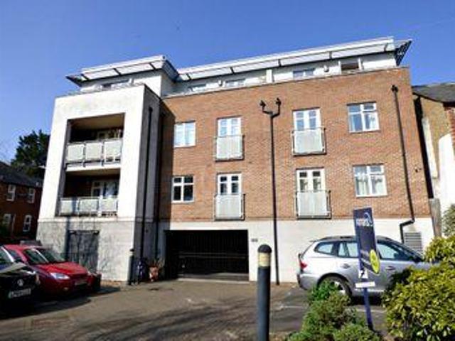 2 Bedrooms Flat for sale in Simmonds Court, Spring Gardens Road, High Wycombe HP13