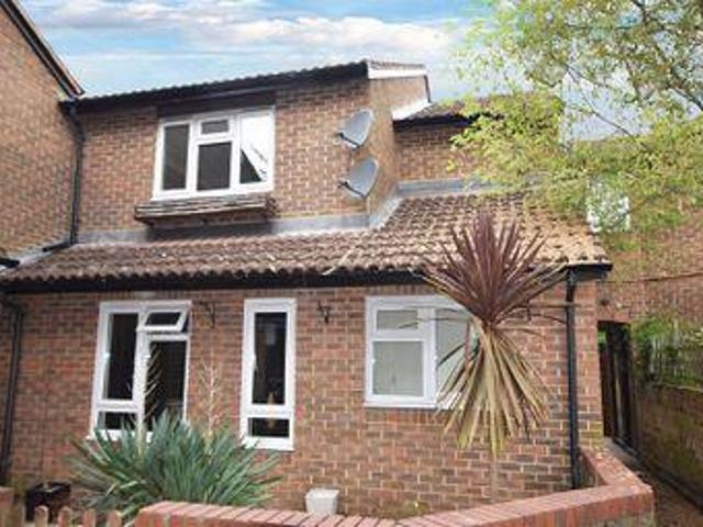 2 Bedrooms Flat for sale in Sparrow Close, Hampton TW12