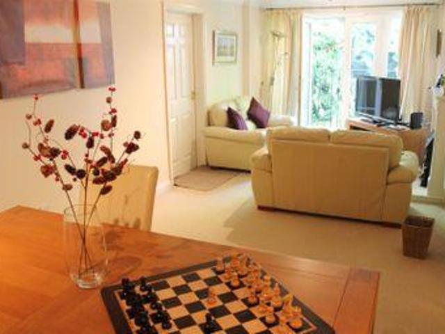 2 Bedrooms Flat for sale in St. Andrews Gate, Heathside Road, Woking GU22