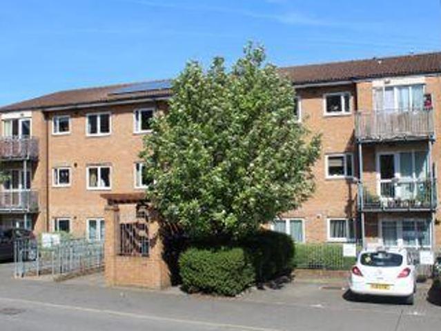 2 Bedrooms Flat for sale in St. Hughs Avenue, High Wycombe HP13