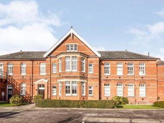 2 Bedrooms Flat for sale in St. Leonards, Oak Tree Way, Horsham, West Sussex RH13