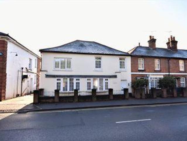 2 Bedrooms Flat for sale in St. Marys Place, East Street, Farnham GU9