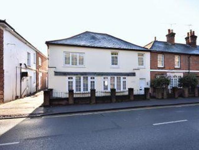 2 Bedrooms Flat for sale in St. Marys Place, East Street, Farnham GU9