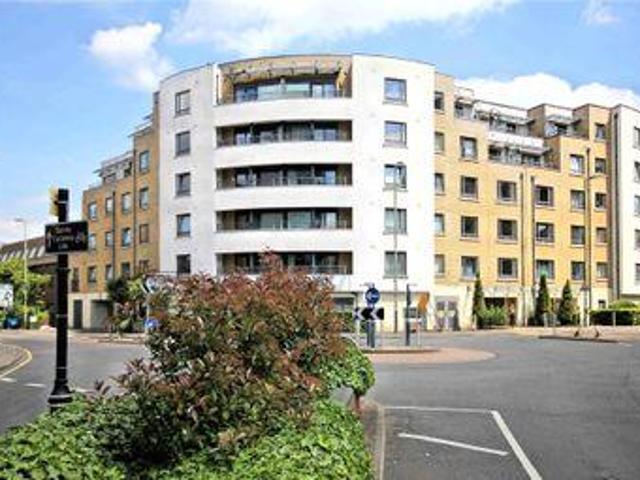 2 Bedrooms Flat for sale in Stanley Road, Woking, Surrey GU21