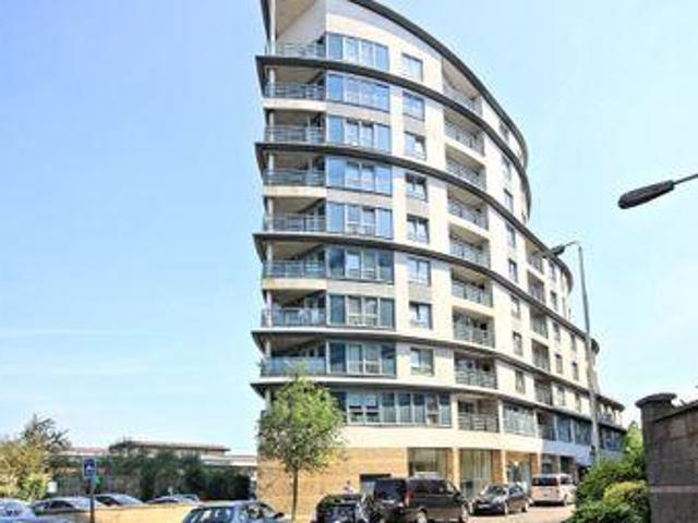 2 Bedrooms Flat for sale in Station Approach, Woking, Surrey GU22