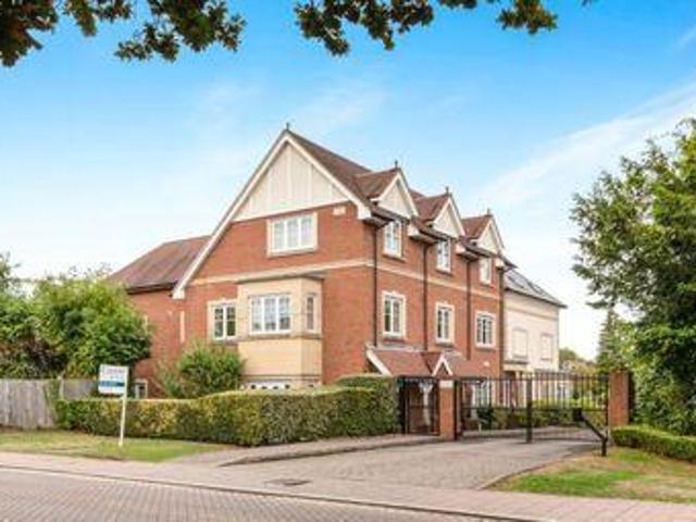 2 Bedrooms Flat for sale in Station Road, Hook, Hampshire RG27