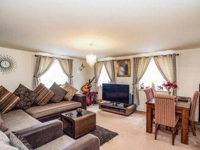 2 Bedrooms Flat for sale in Station Road, Kings Langley, Hertfordshire WD4
