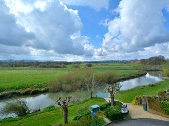 2 Bedrooms Flat for sale in Station Road, Pulborough RH20