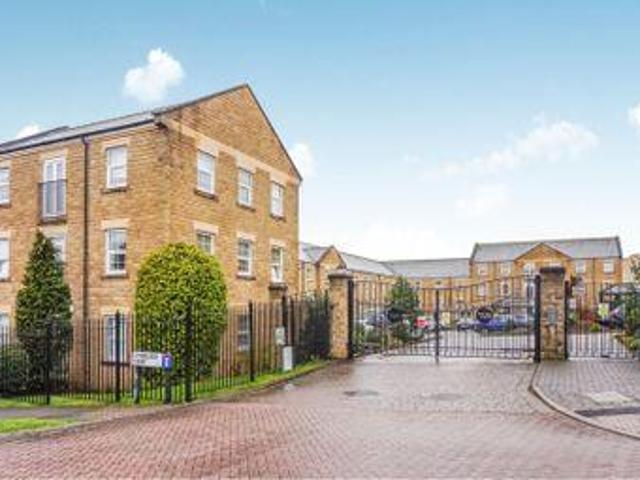 2 Bedrooms Flat for sale in Stoneleigh Court, Leeds LS17