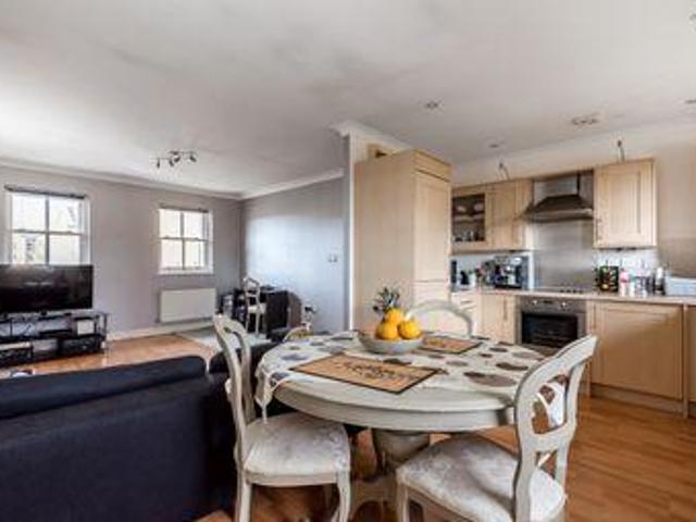 2 Bedrooms Flat for sale in Stoneleigh Court, Shadwell, Leeds LS17