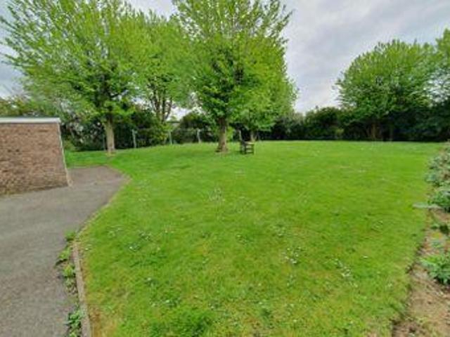 2 Bedrooms Flat for sale in Stratton Close, Canons Park, Edgware HA8