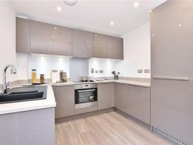 2 Bedrooms Flat for sale in Stratford Road, Aston Grange, Nascot Wood, Watford WD17