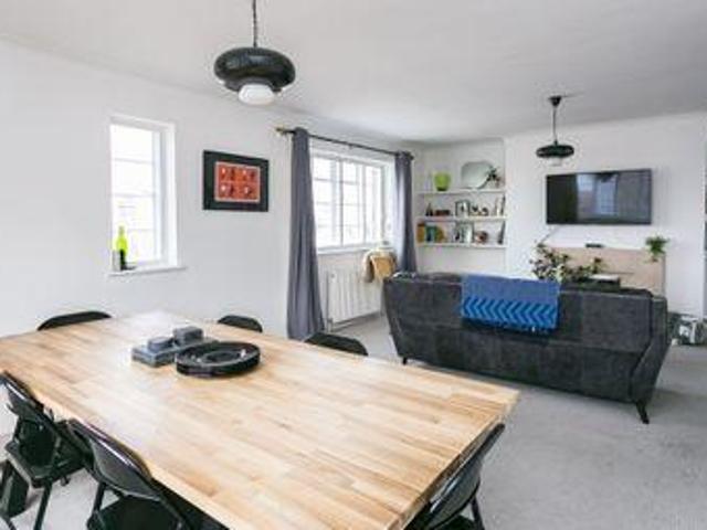 2 Bedrooms Flat for sale in Streatham High Road, London SW16