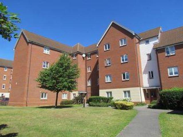 2 Bedrooms Flat for sale in Suffolk Court, Hevingham Drive, Chadwell Heath, Romford RM6