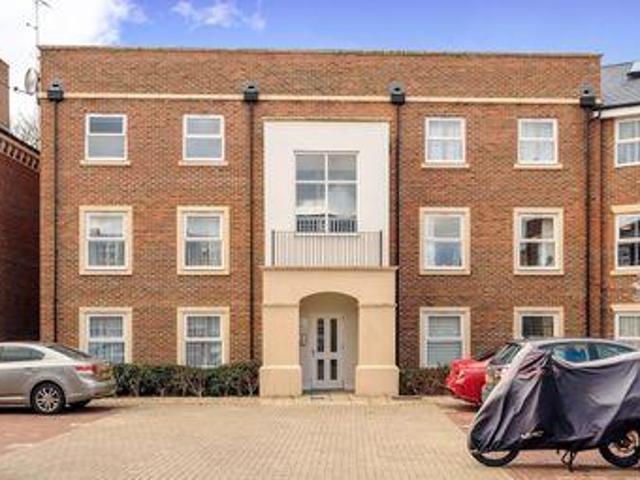 2 Bedrooms Flat for sale in Summer Gardens, Ickenham, Middlesex UB10