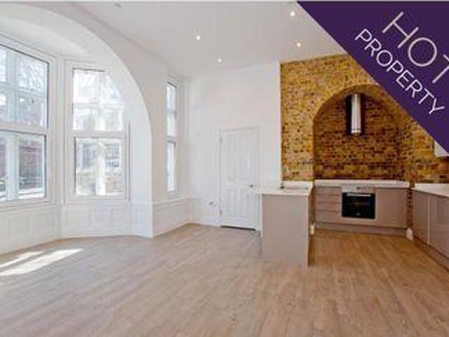 2 Bedrooms Flat for sale in Sunbury Street, London SE18